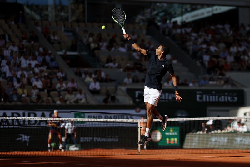 Tennis-Auger-Aliassime swats aside Tabilo to reach French Open quarters
