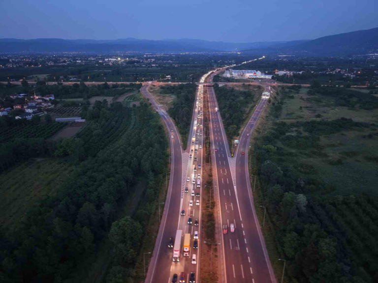 Bayram bitti trafik bitmedi: Düzce geçişinde kilometrelerce kuyruk