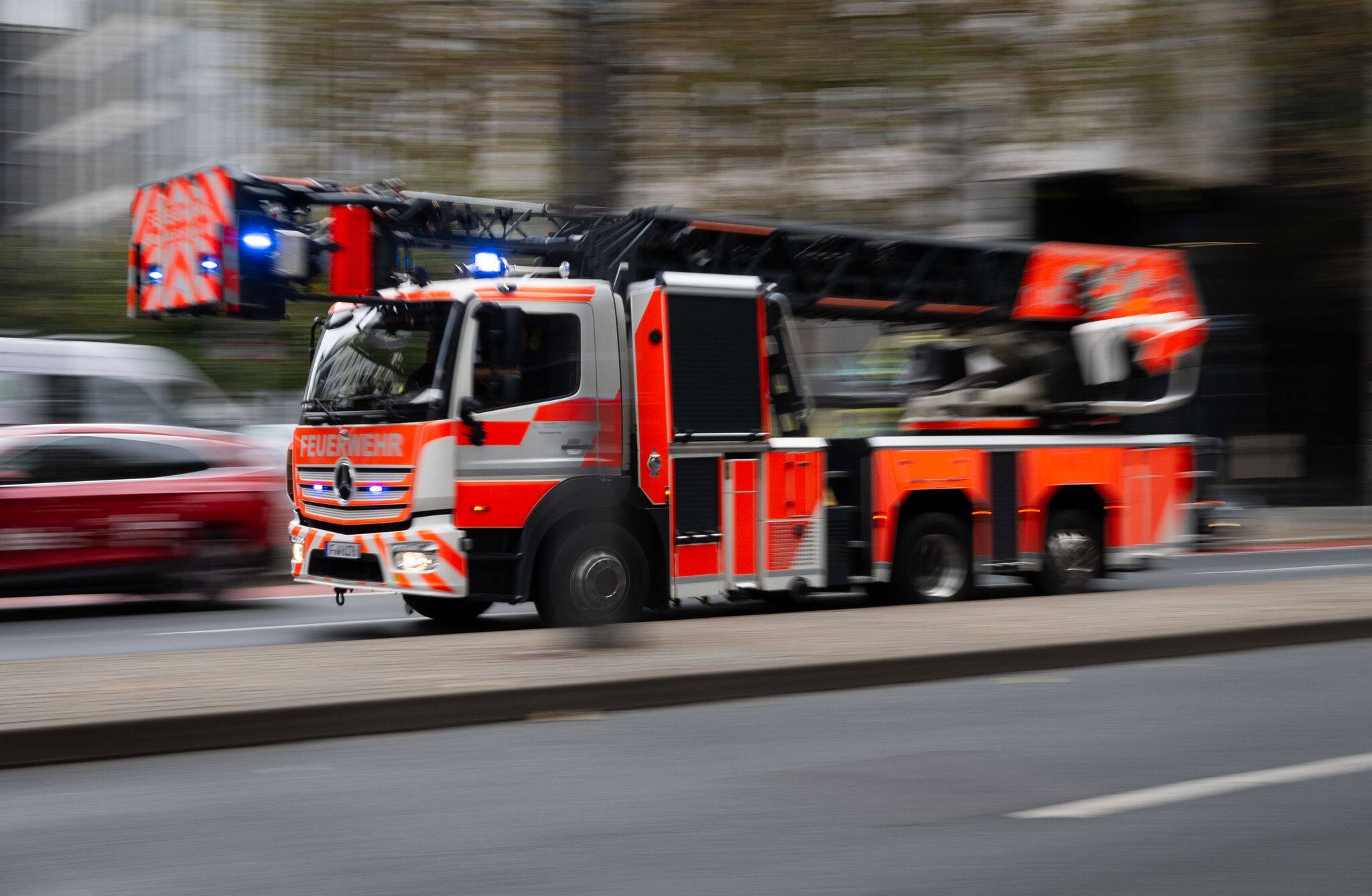 Brand in Mehrfamilienhaus – eine Person schwer verletzt