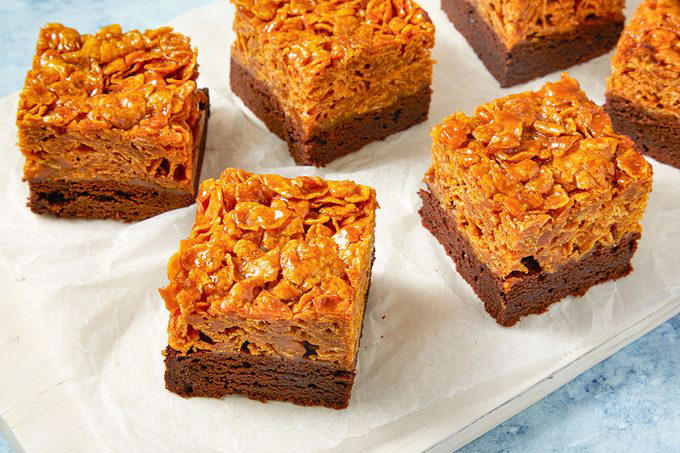Caramel crunch cornflake brownies