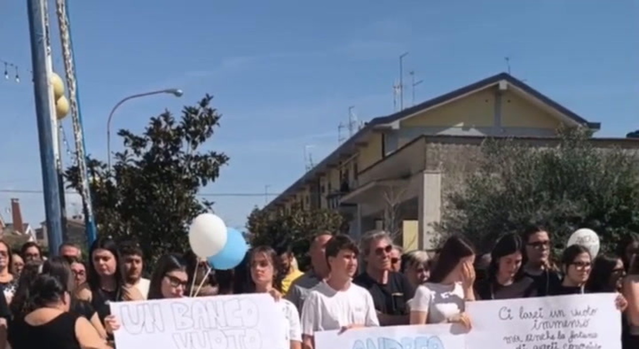 I funerali di Andrea, morto a 17 anni in un incidente