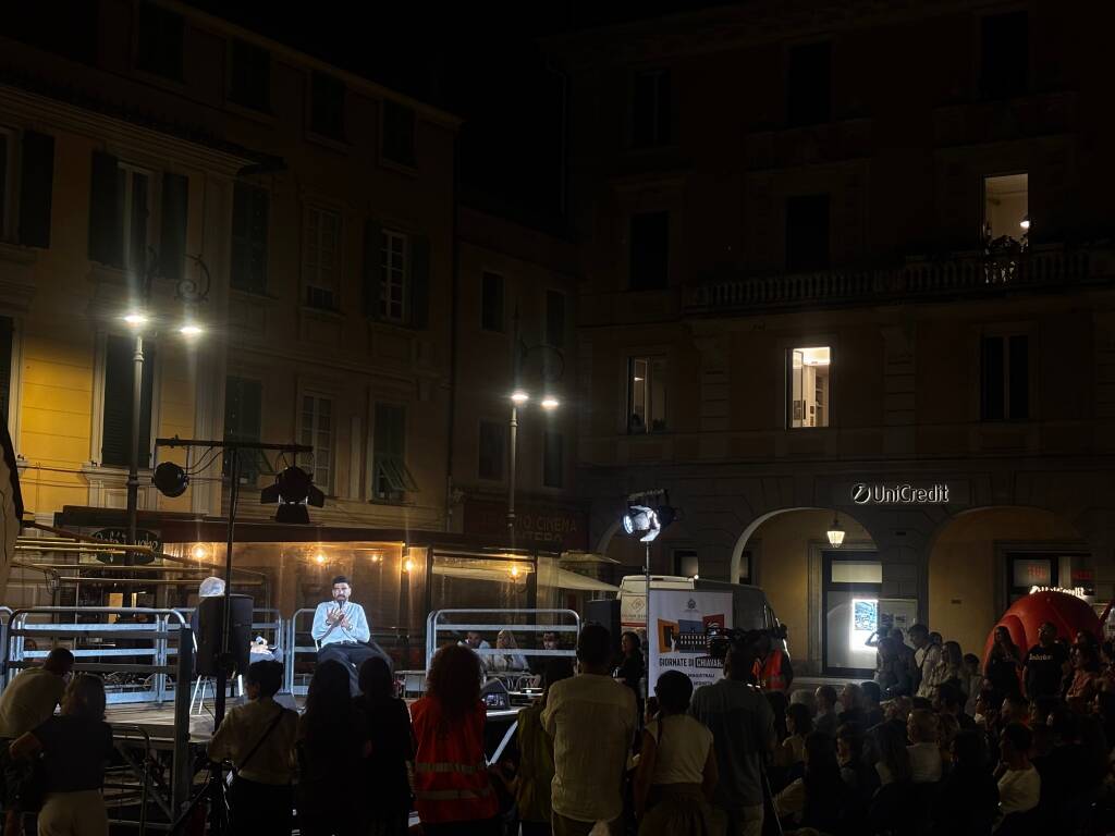 Chiavari: Gazzoli riempie piazza Matteotti tra giovani e rap