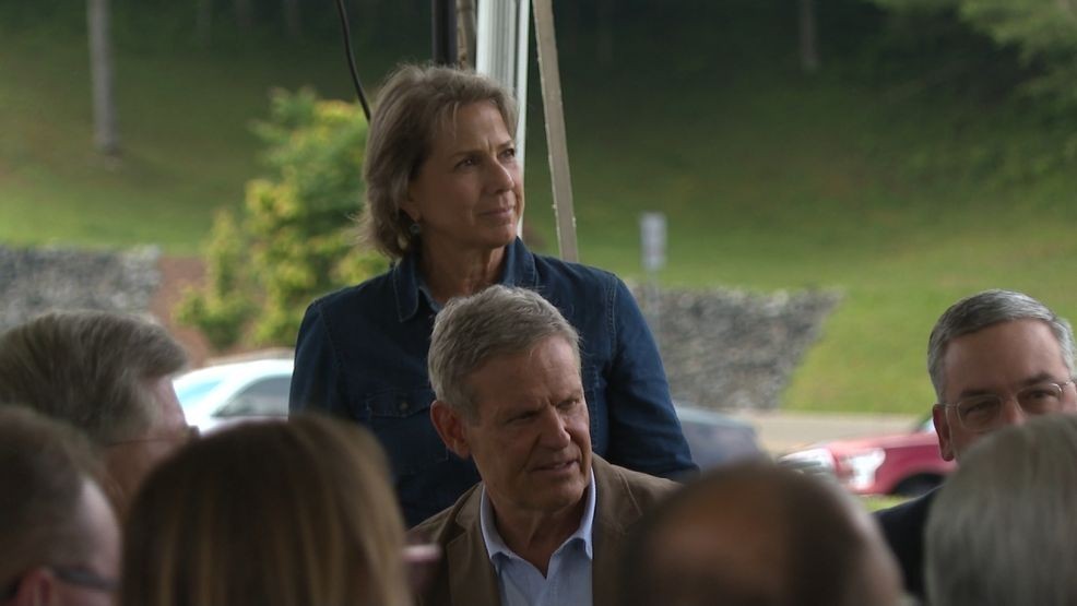 Governor, first lady unveil sign at welcome center, become honorary ...