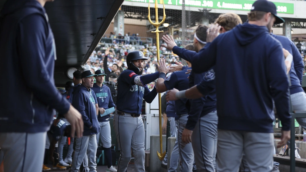 Mariners surge into AL West lead after six-game streak
