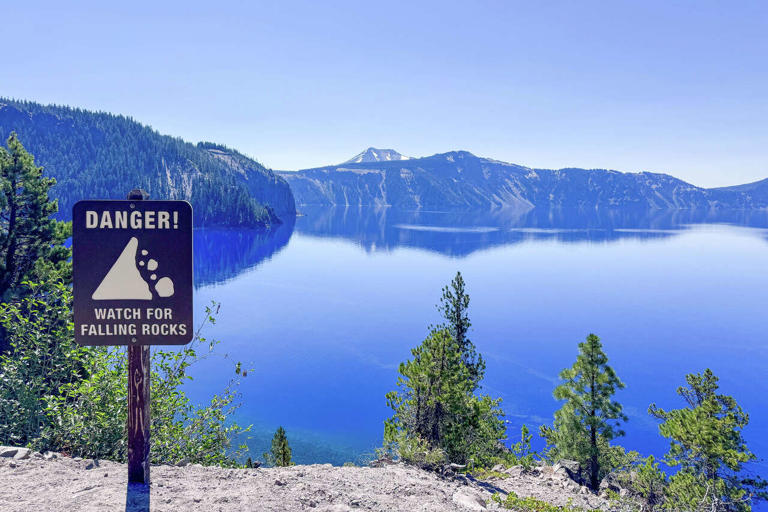 Crater Lake National Park isn't closed. So why are gateway hotels empty?