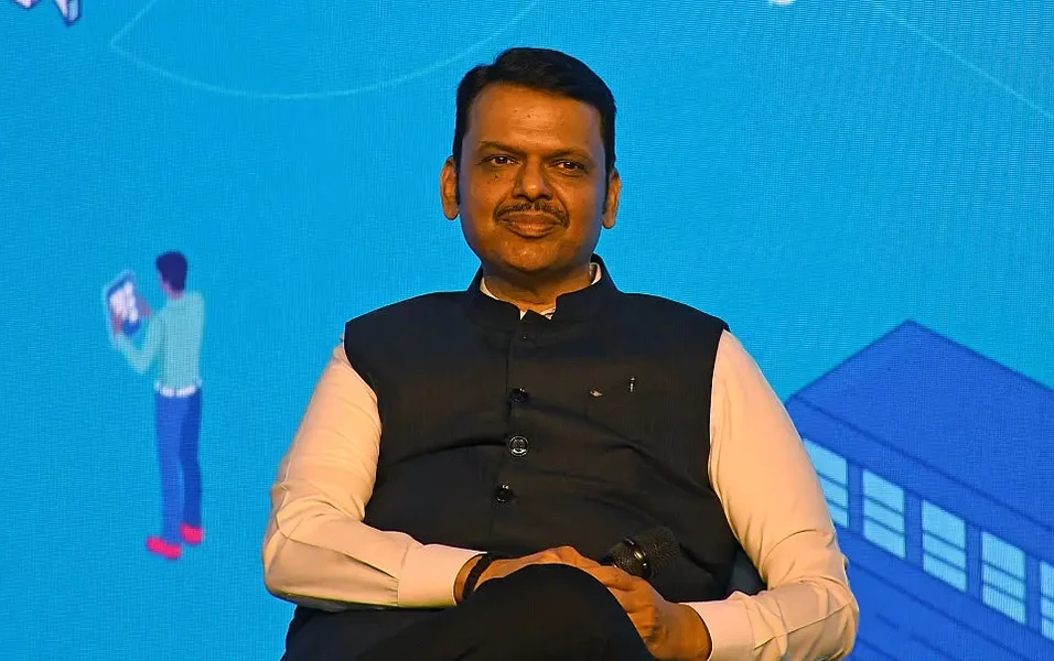 Fadnavis orders fast-track EV charging to meet 2029 e-bus goal