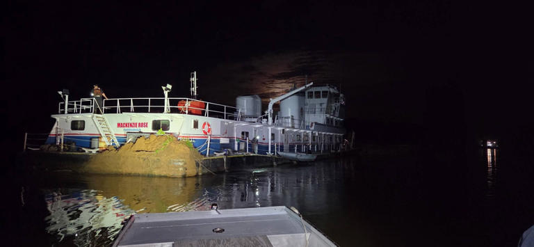Towboat loses power on Ohio River while pushing 15 coal barges