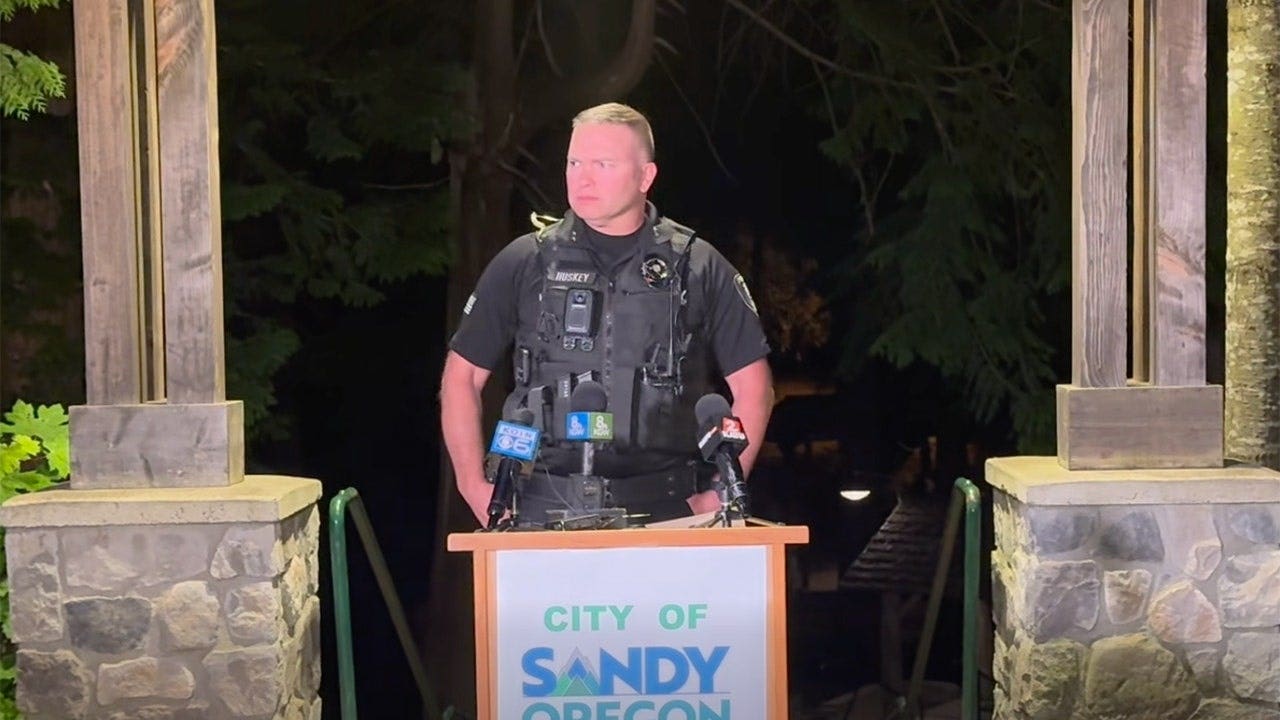 Oregon cop shot, several dead as gunman barricades himself inside home ...