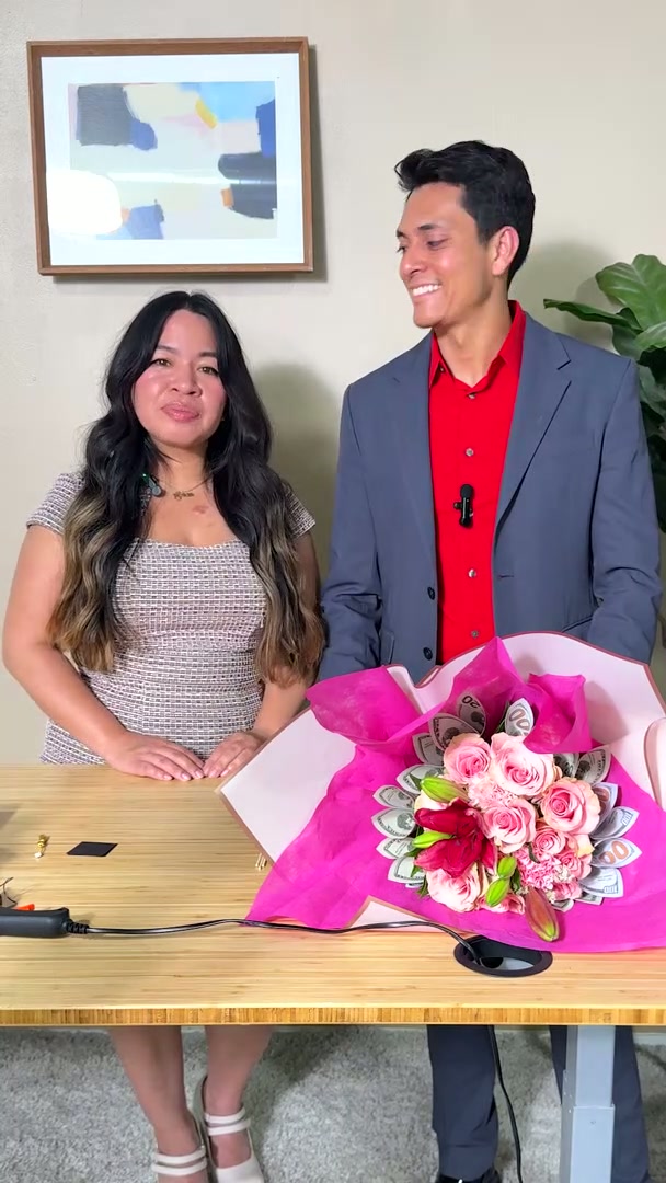 Try this simple 2-in-1 graduation gift, flowers wrapped in money