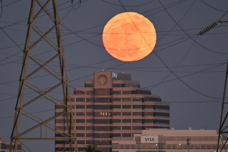 Mesmerizing rare moon seen over San Francisco in stunning time-lapse