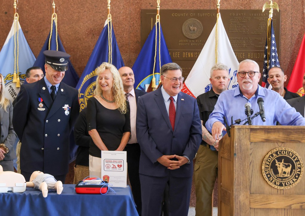 Retired Long Island firefighter meets the good Samaritans who saved his ...