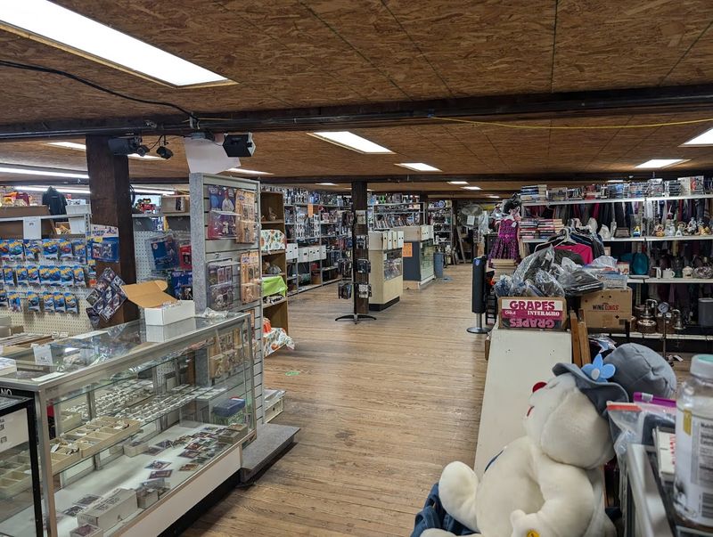 The gigantic 3-story flea market in Maryland where $30 loads your trunk ...