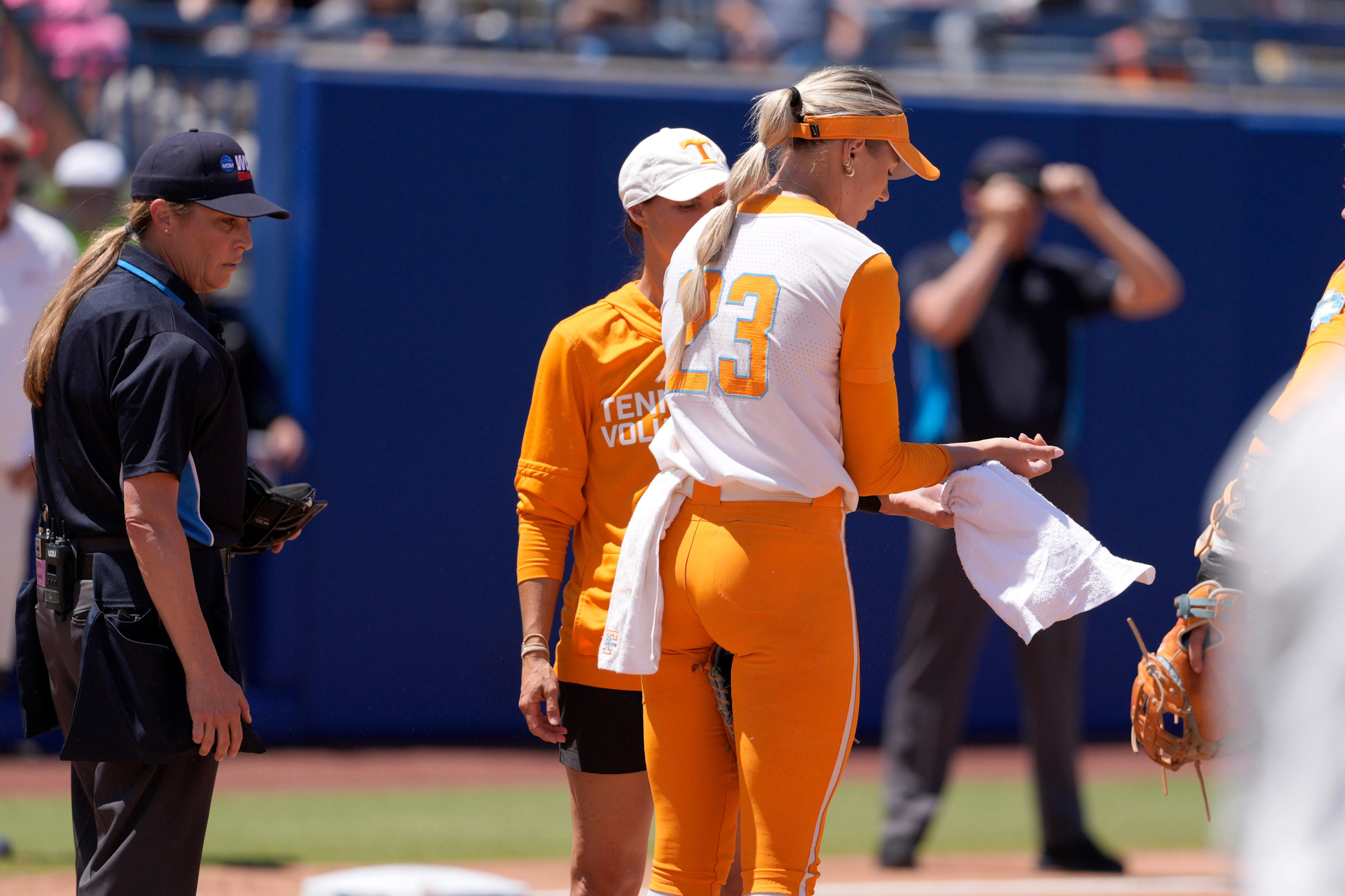 How Tennessee pitcher Karlyn Pickens dealt with sweat in WCWS loss vs Texas