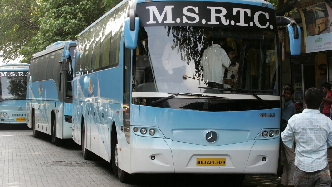 Fadnavis orders fast-track EV charging to meet 2029 e-bus goal
