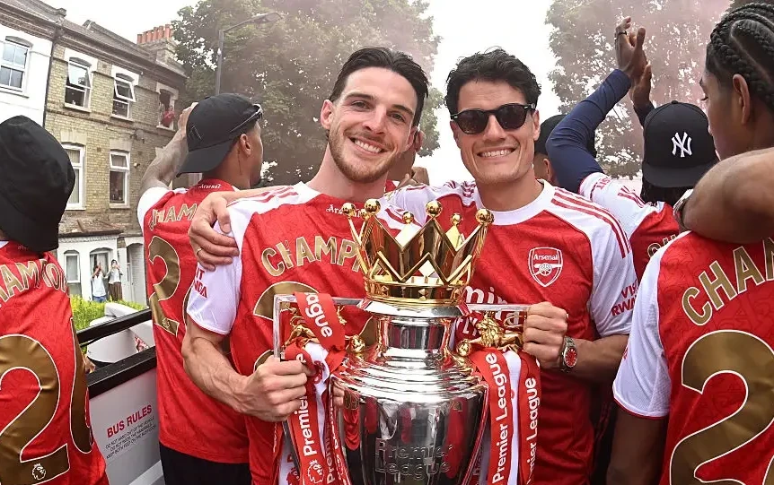 Rice rallies Arsenal fans as parade marks new era