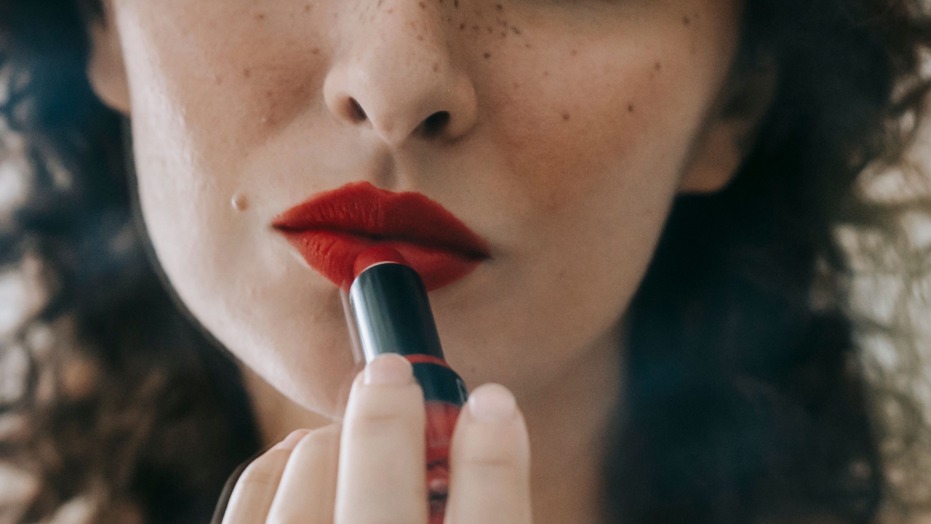 20 signs you're way too obsessed with makeup