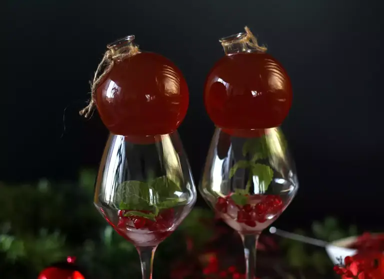 Cóctel festivo, spritz servido en una bola de navidad