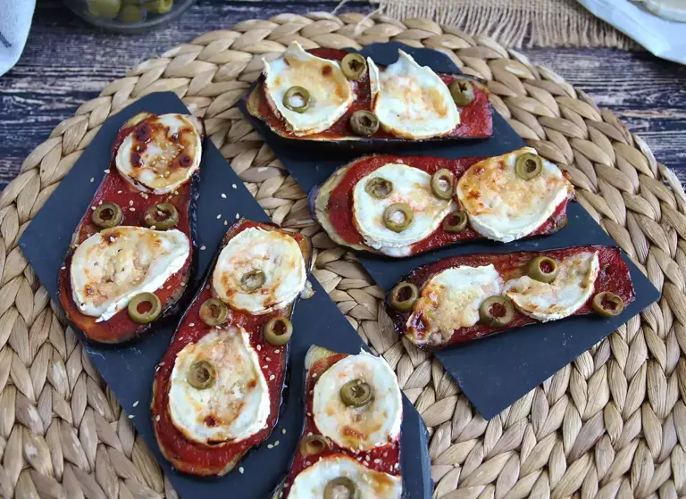 Toast van aubergine met coulis van tomaat en geitenkaas