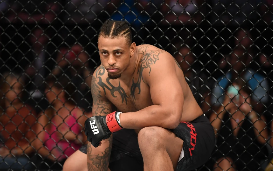 Greg Hardy knocked out despite massive weight advantage