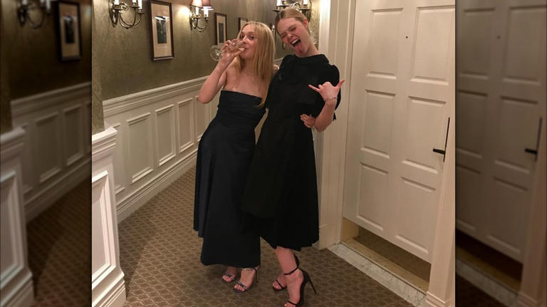 9 pics of Dakota and Elle Fanning that prove their sisterly bond is ...