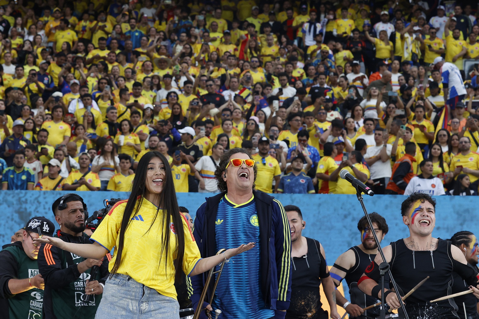 Morat y Carlos Vives ponen color a la despedida de Colombia de su ...