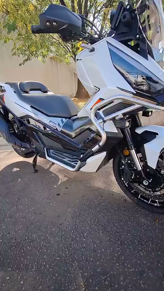 Zontes 368G chega ao Brasil: scooter encara terra, tem piloto ...