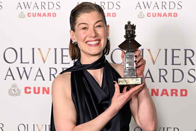 Rosamund Pike scolds audience member for poor theatre etiquette