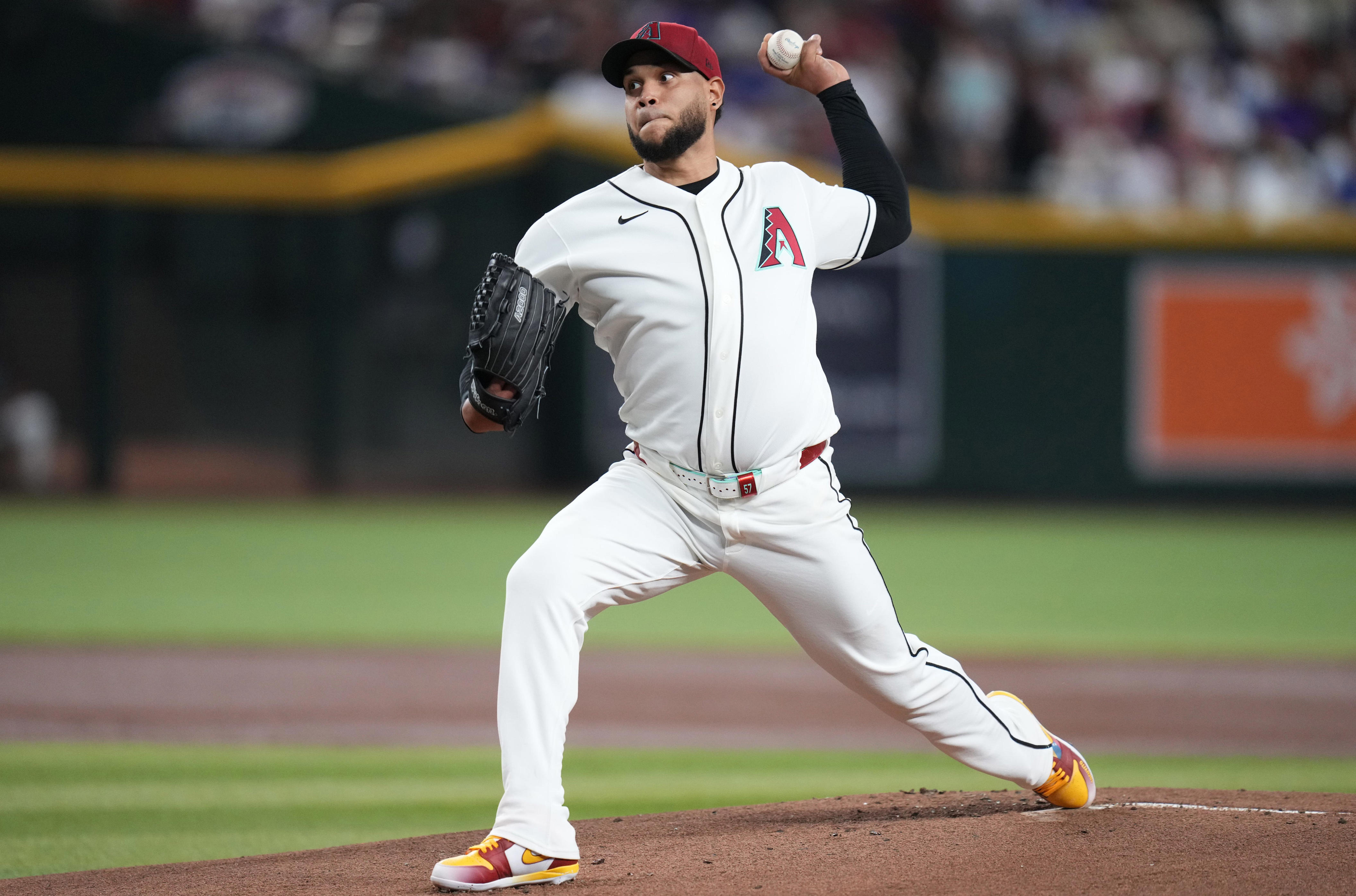 Diamondbacks use long-ball barrage to dump Dodgers in series opener