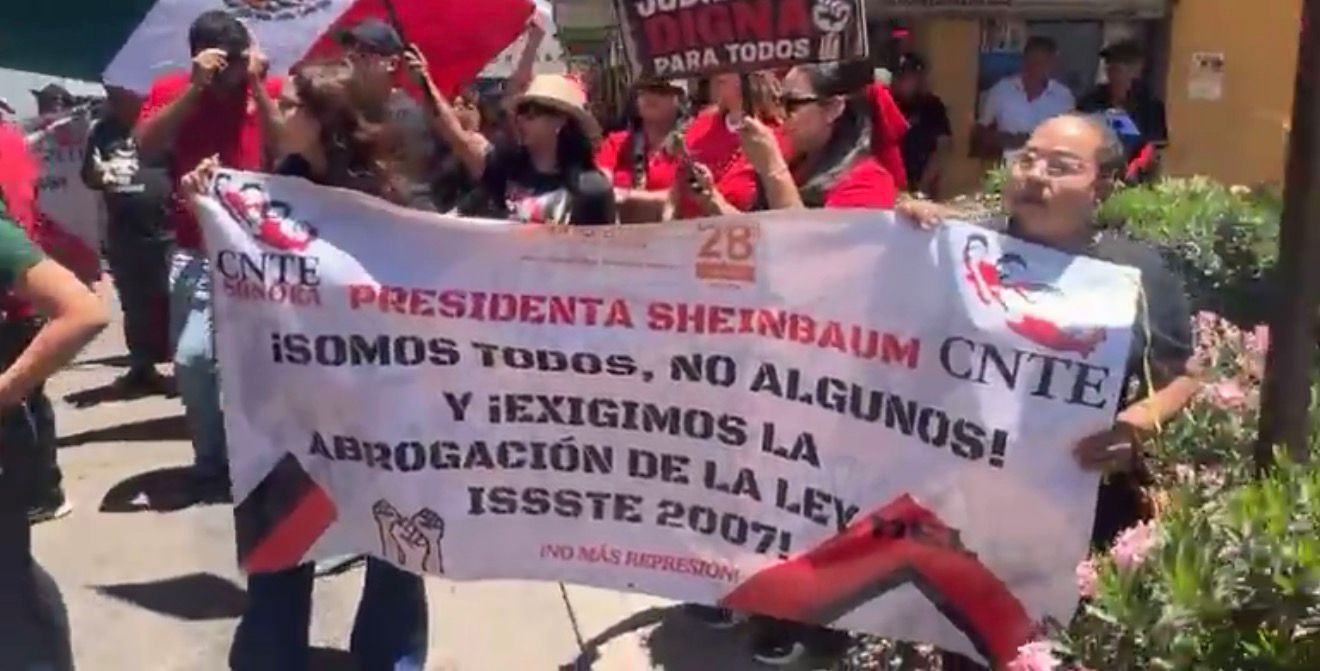 Manifestantes de la CNTE bloquean la garita de Nogales