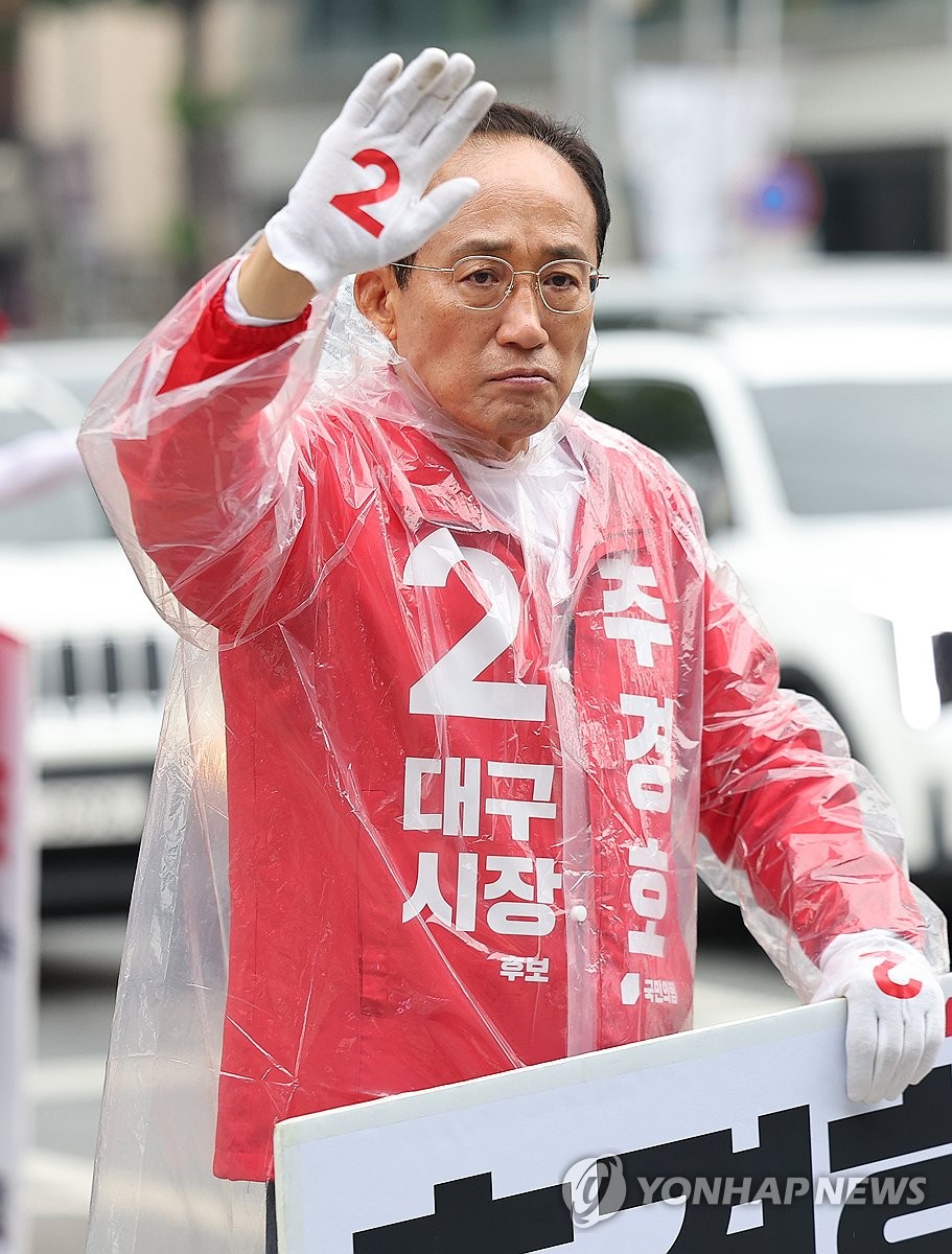 Campaigning on eve of local elections
