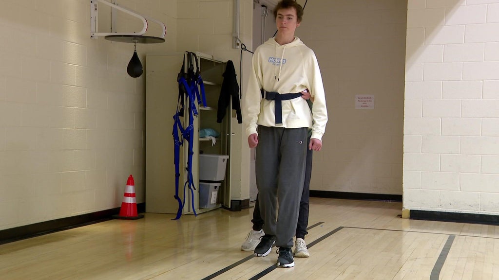 Minnesota teen walks graduation stage 1 year after suffering severe ...