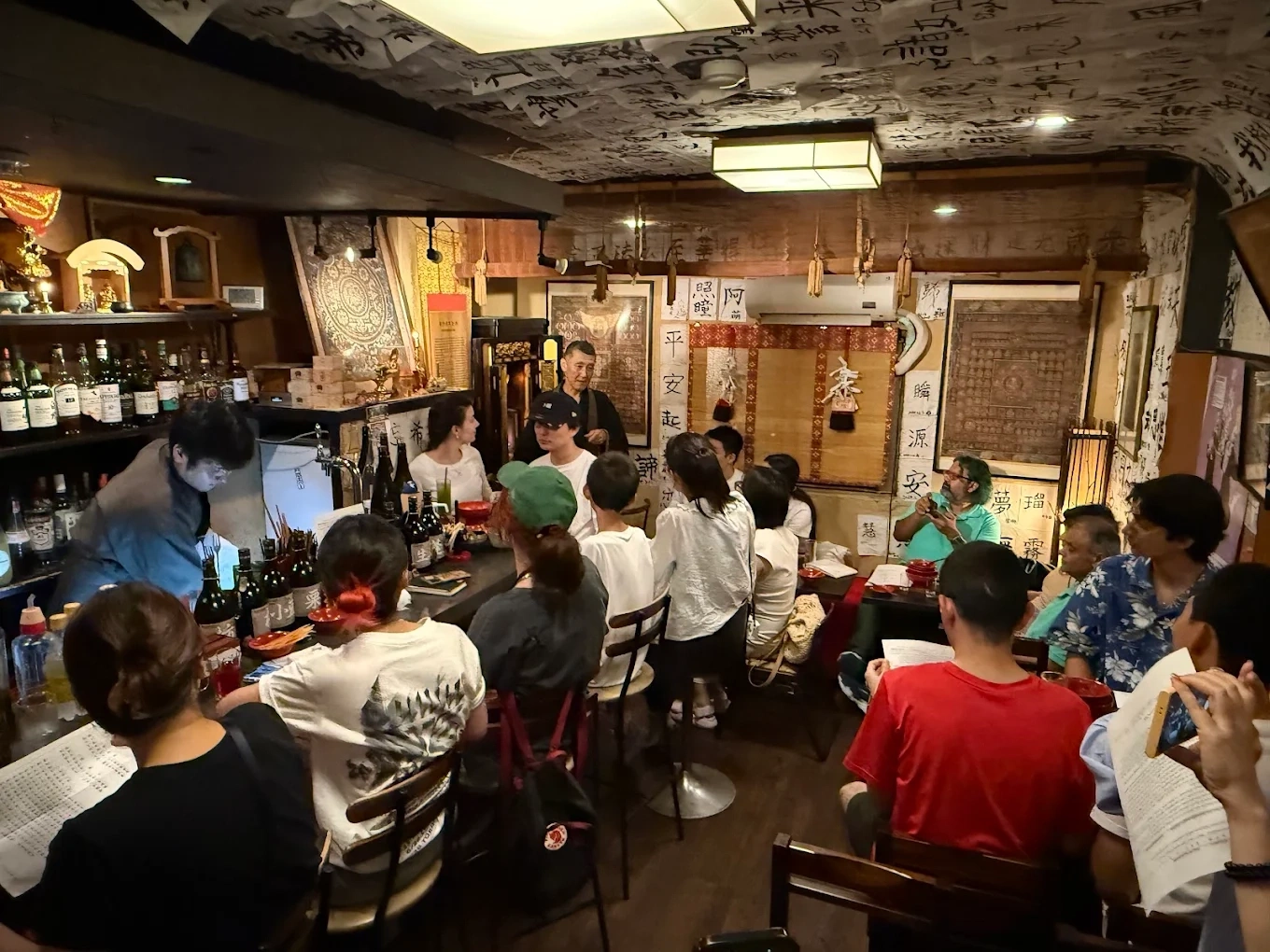 Uống cocktail, nằm quan tài trong quán bar của nhà sư Nhật Bản