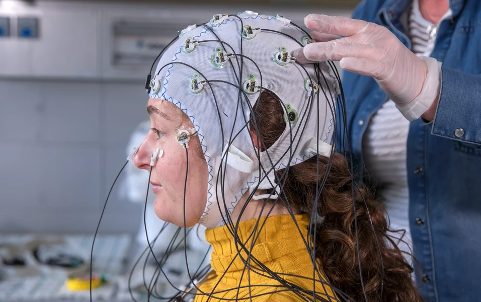 Study finds brain predicts words like AI language models
