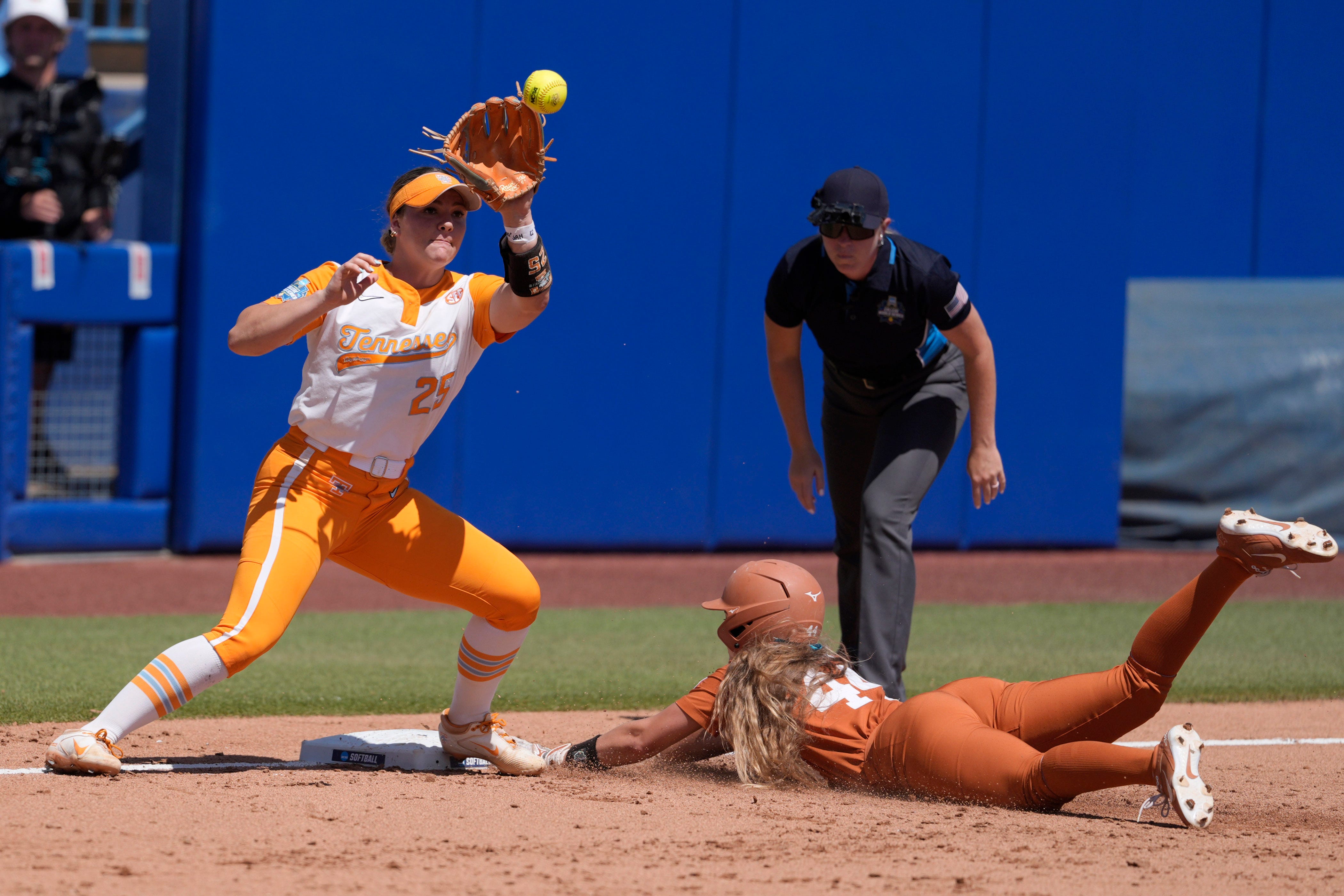Tennessee softball season ends with second WCWS semifinal loss vs Texas
