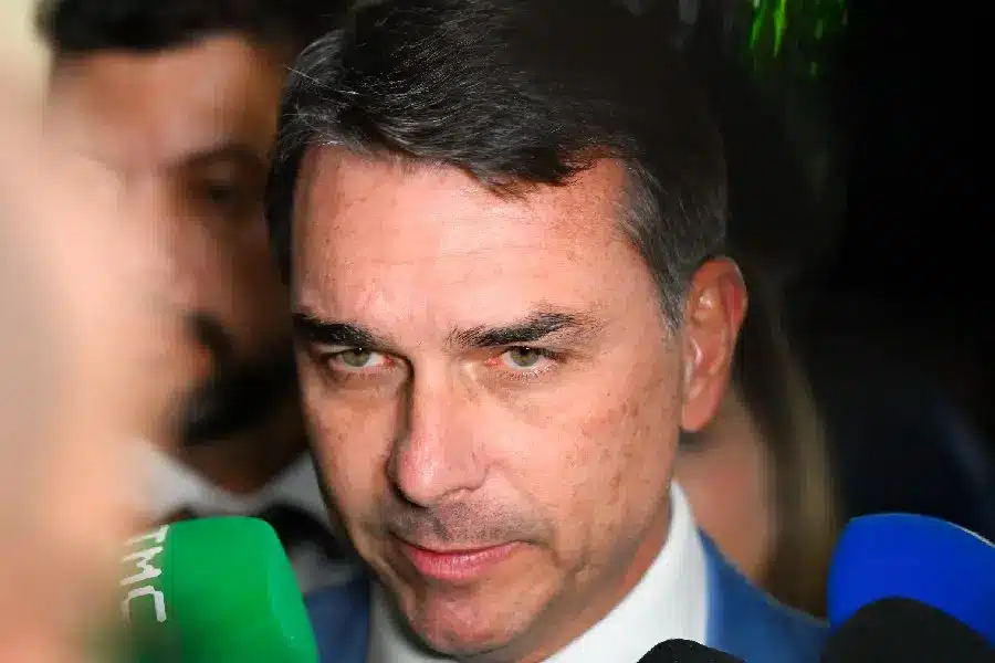 Delegados reagem a Flávio Bolsonaro e Nunes por ataques à Polícia Civil