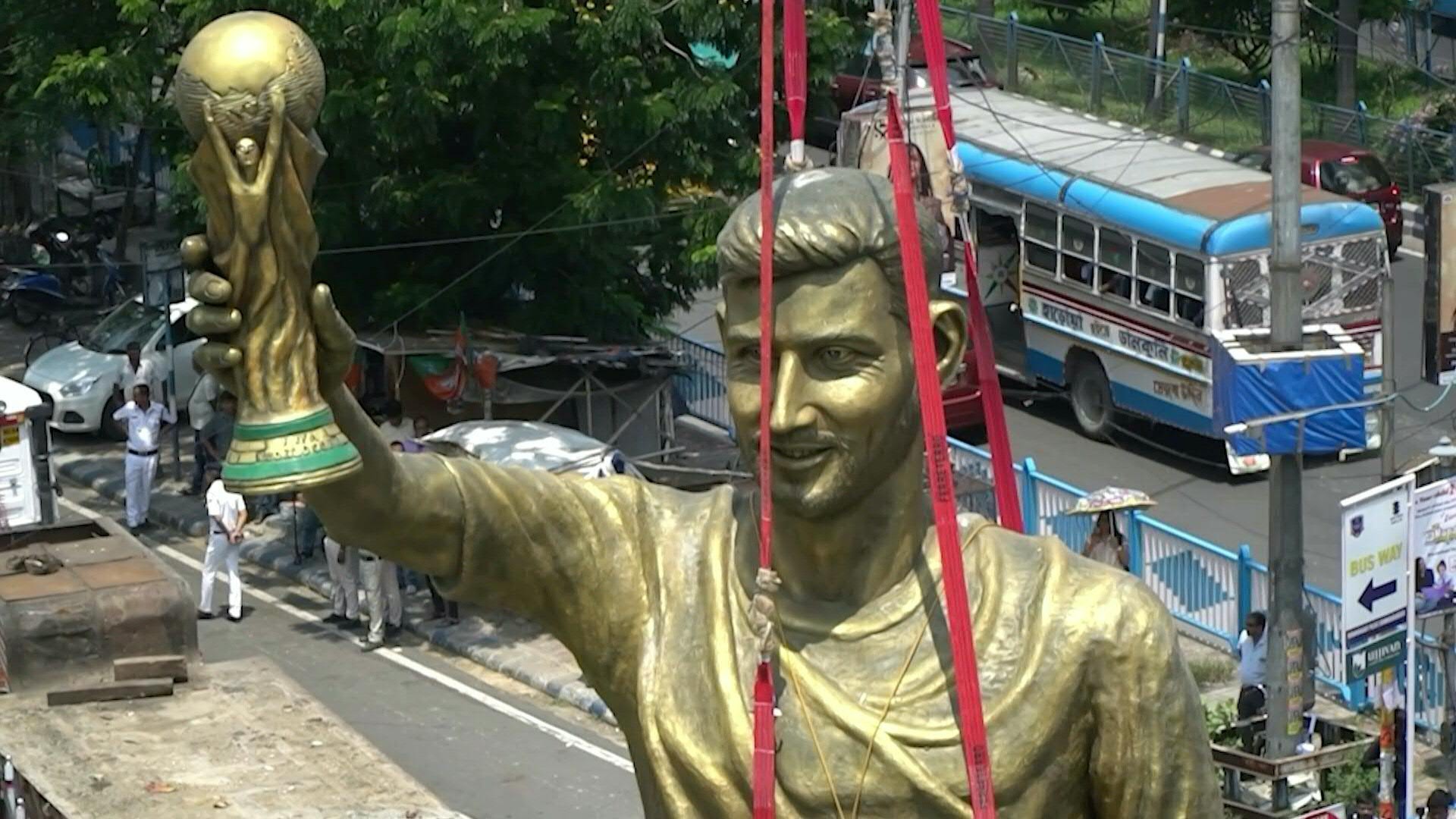 Estátua gigante de Messi na Índia é retirada por questões de segurança
