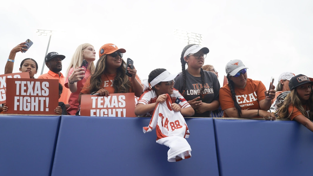 Texas forces Game 2 with 5-2 win over Tennessee