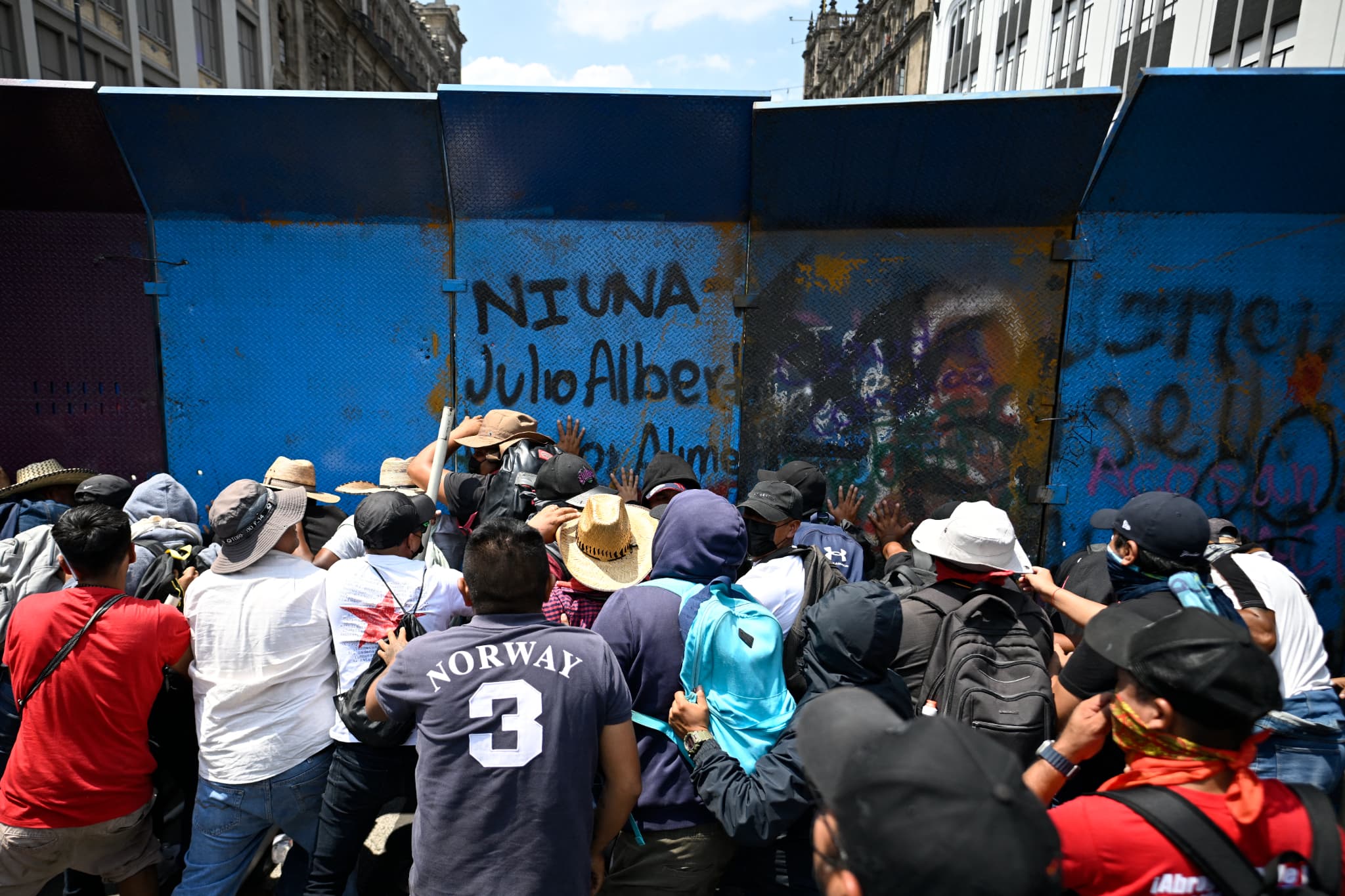 Coupe du monde 2026 : des manifestants forcent l'entrée d'une fan zone ...