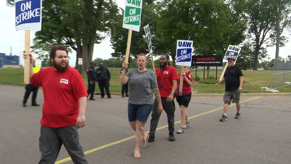 'No contract, no axles': American Axle workers form picket line during ...
