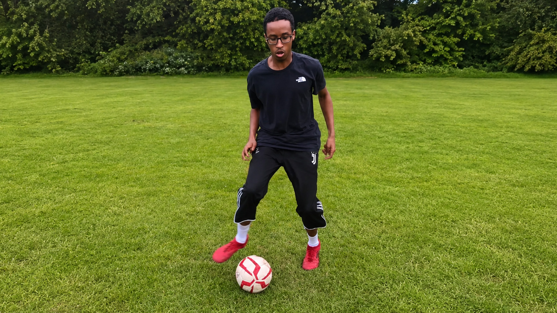 This fast dribbling skill looks impossible to copy