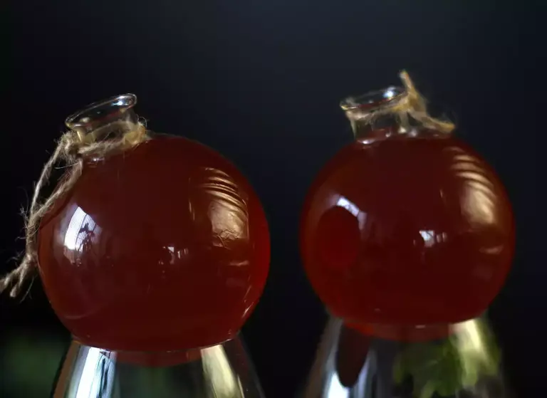 Cóctel festivo, spritz servido en una bola de navidad