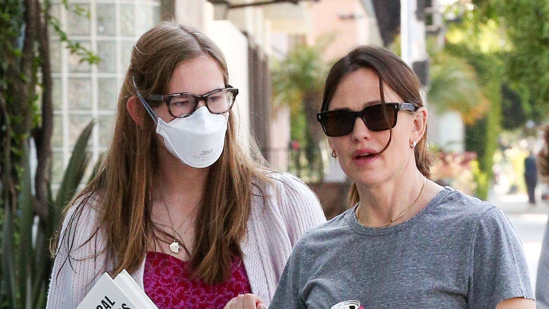 Jennifer Garner's daughter Violet Affleck flashes huge smile while ...