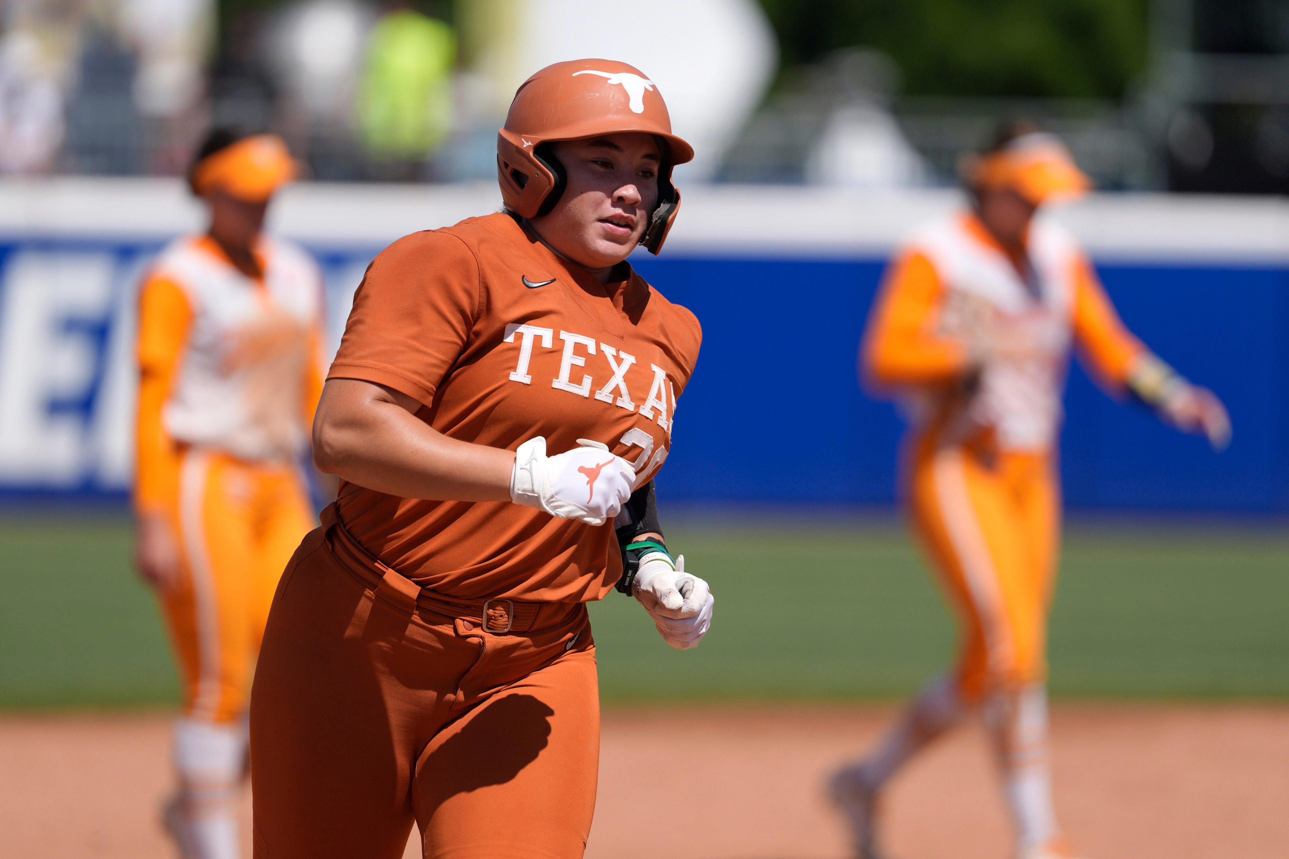 Texas' experience tops Tennessee softball, which falls short in WCWS ...