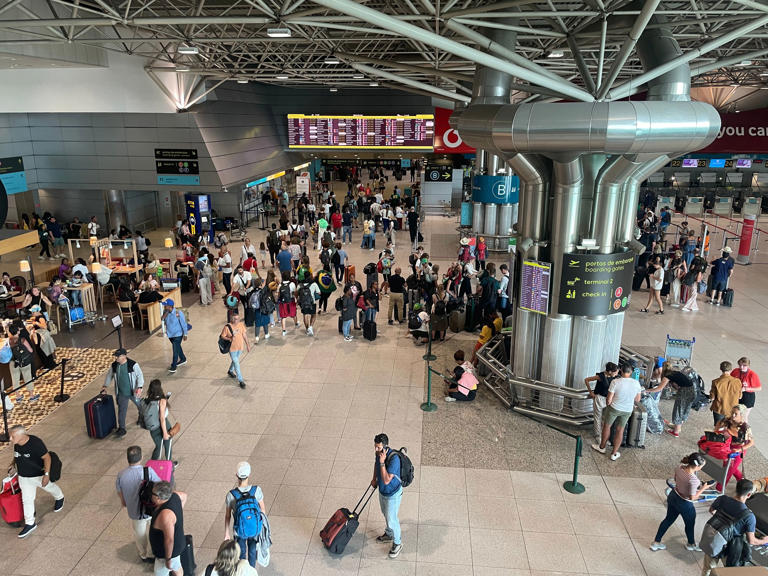 United Airlines issues travel alert at 4 major international airports ...