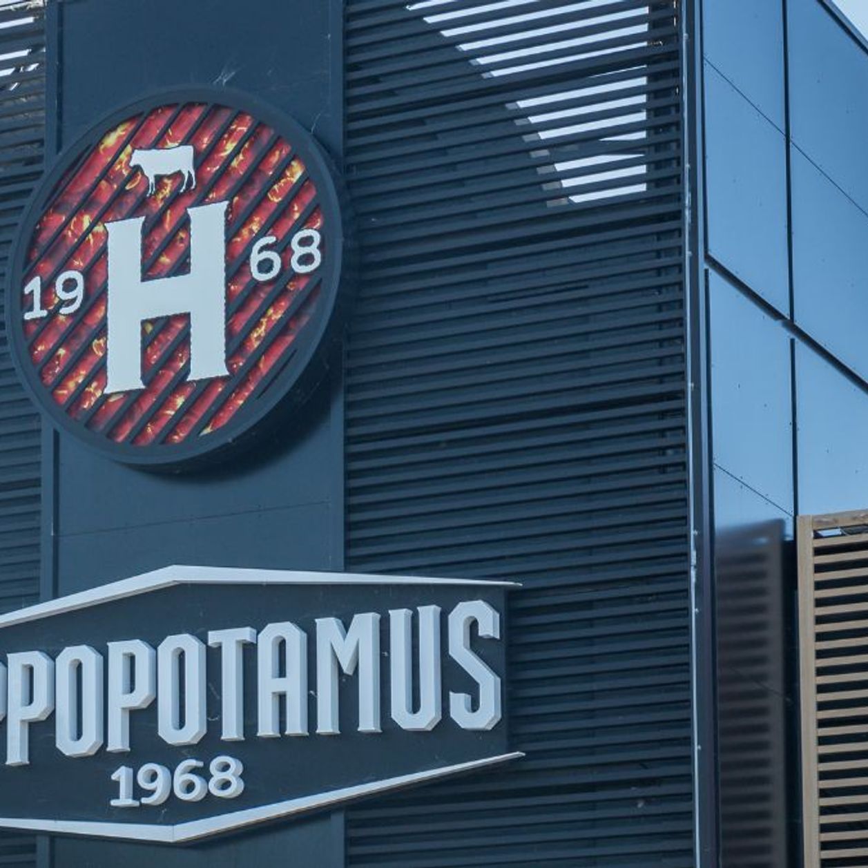 "208 places assises en tout" : avis aux fans du restaurant Hippopotamus ...
