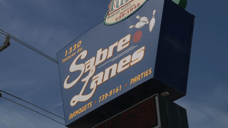 Menasha’s Sabre Lanes closes, invites bowlers to bowling center in Appleton