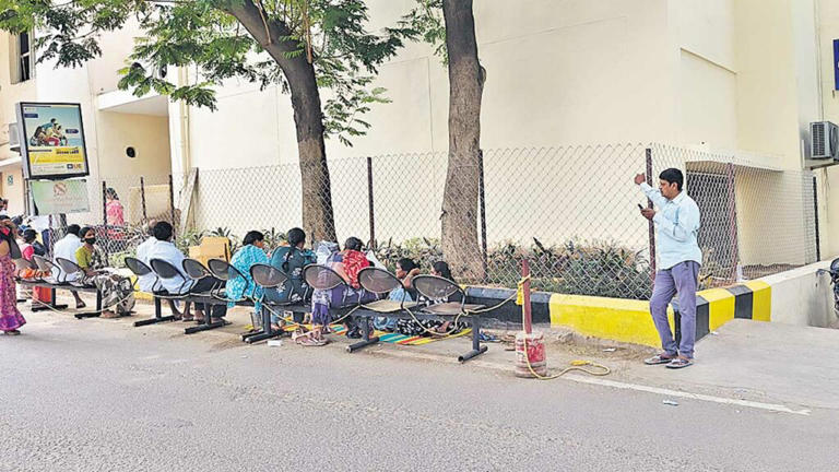 చెట్ల నీడే.. వెయిటింగ్‌ హాల్‌