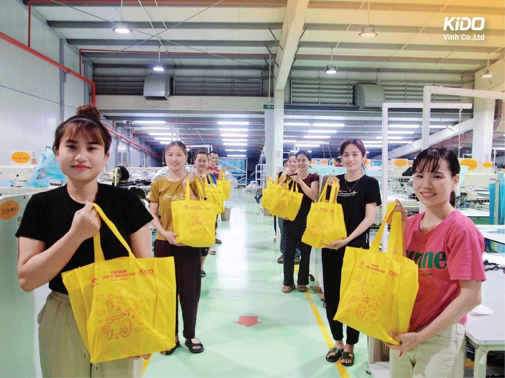 Công đoàn Công ty TNHH KIDO Vinh trao quà cho con em người lao động dịp 1.6