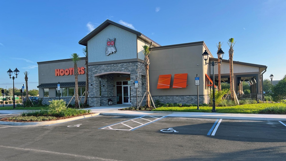 Original owners return Hooters to beach-themed roots