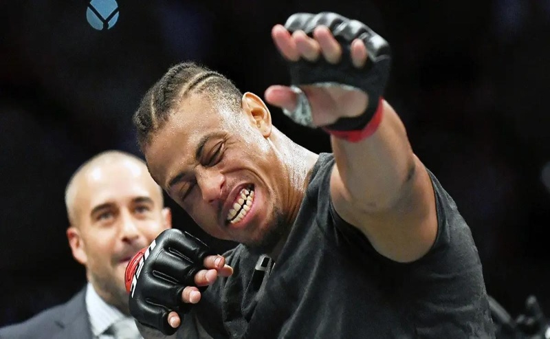 Former NFL star Greg Hardy brutally crushed in MMA fight despite ...
